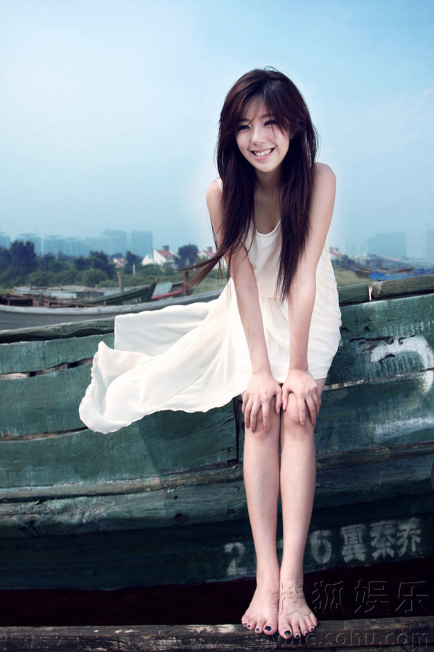 赵奕欢海边写真曝光 白裙飘逸展青春魅力