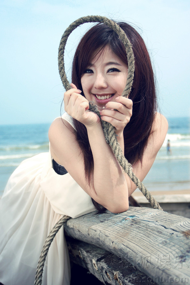 赵奕欢海边写真曝光 白裙飘逸展青春魅力