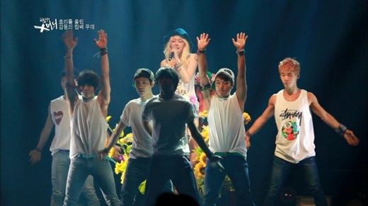 李孝利助阵SPICA回归舞台撒热泪